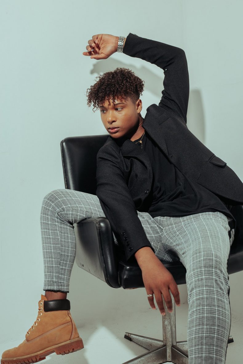 Rayner pone de moda el romanticismo con “Un Amor Como El Mío” - Farras.live